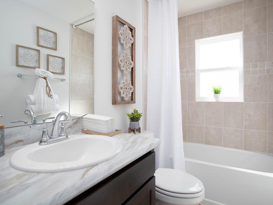Inspiration Gallery | Raychel - Hall Bath | Highland Homes